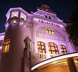 Volksoper mit neuer Fassade und energiesparender LED-Außenbeleuchtung ...